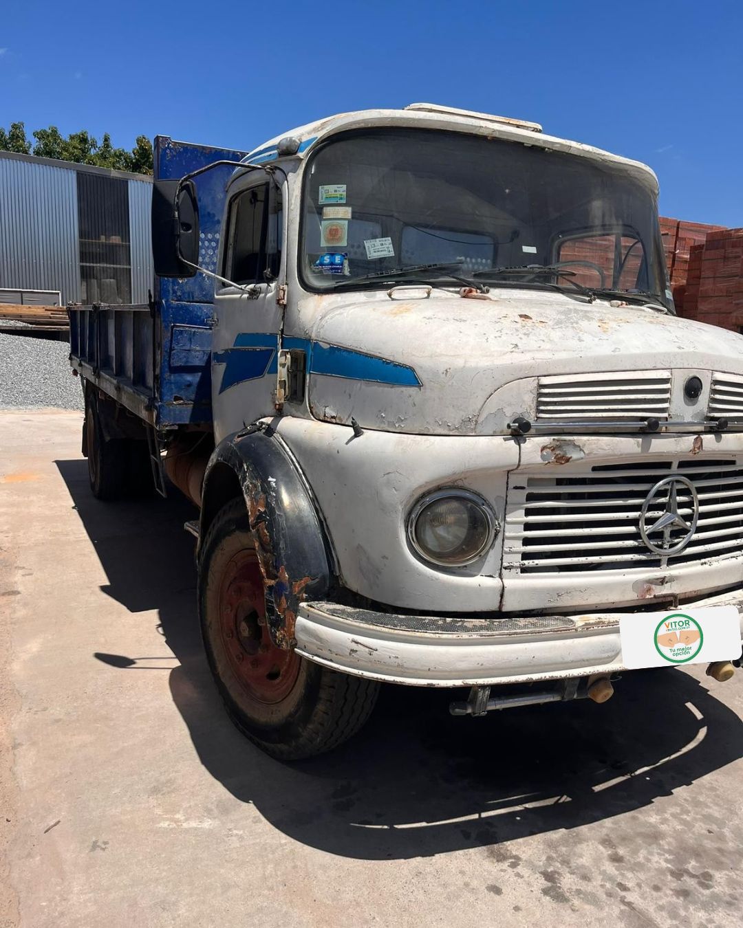 Camión con Volcadora Mercedes Benz - Vitor Ventas